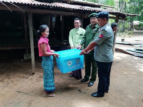 မာန်အောင်မြို့နယ်၌ လေပြင်းတိုက်ခတ်မှုကြောင့် အုန်းပင်လဲကျရာတွင် ပျက