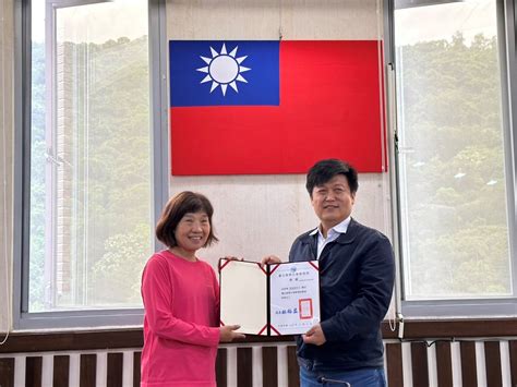 臺北市職能發展學院 北市府 最新消息 敦聘熱心公益的志工老師 林局長頒發環境教育志工聘書