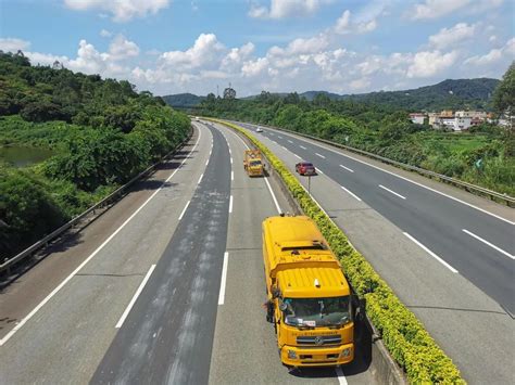 广韶高速装备多台防撞缓冲车为道路养护作业保驾为人民群众行车安全护航 企业新闻 动态 中山市易路美道路养护科技有限公司 防撞缓冲车 防撞车