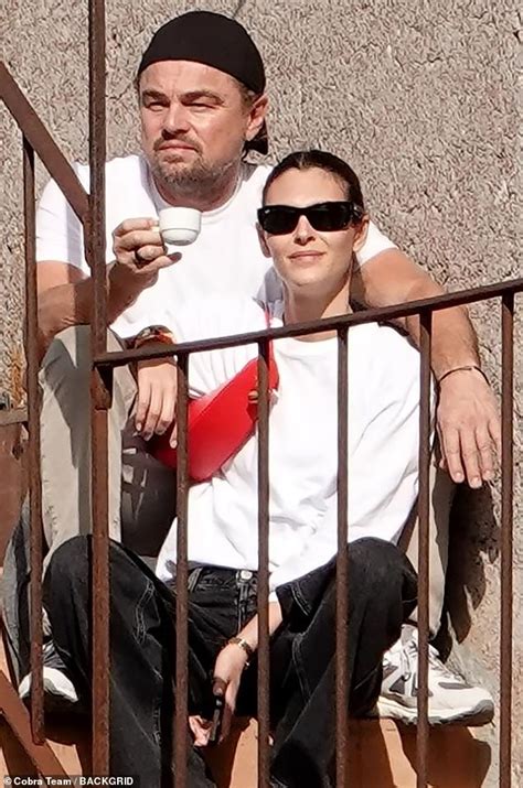 Leonardo Dicaprio De 49 Años Abraza A Su Novia Vittoria Ceretti De