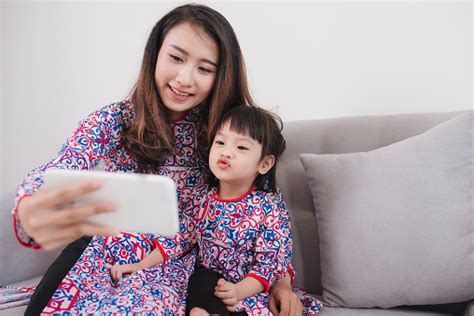 베트남 엄마와 딸 아오자이 전통 드레스 Selfie 사진 복용 가족에 대한 스톡 사진 및 기타 이미지 가족 귀여운 딸