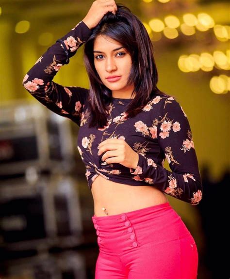 Saara මිනිස්සු තනියම ජීවත් වෙද්දි සම්බන්ධතා නැති වීම ගැන දුක් වෙනවා සම්බන්ධතා තියෙද්දි නිදහස