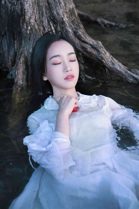小智圖說 樹林旁的湖畔，在湖水中大樹下倚靠若有所思的白天鵝！ 每日頭條