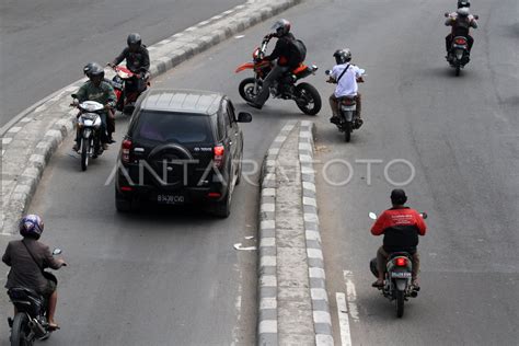 Lawan Arus Antara Foto