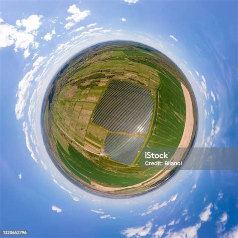 청정 생태 전기 에너지를 생산하기 위한 많은 태양 광 발전 패널이 있는 지속 가능한 대형 발전소가 있는 작은 행성 제로 배출 개념재생 전기 계획에 대한 스톡 사진 및 기타