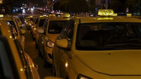 İstanbuldaki Eylemde Bir Taksici Taksi Halk Otobüsünden Ve
