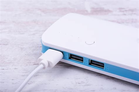 흰색 바탕에 모바일 장치를 충전을 위한 휴대용 전원 은행 0명에 대한 스톡 사진 및 기타 이미지 0명 Usb 케이블 Usb 포트 Istock