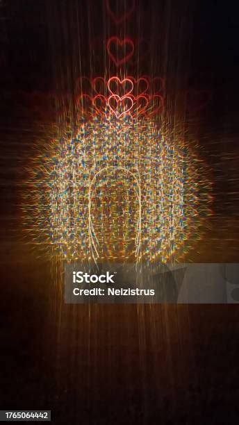 Rgb 필터의 회절 격자를 통해 빛나는 정원 장식 무지개 색 무지개 광선 회절 이미지 프리즘 라이트 검은색 배경입니다 0명에