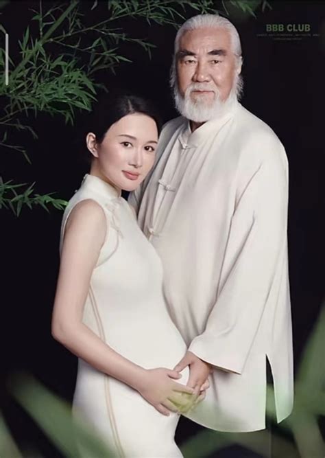 73岁张纪中陪孕妻拍写真，扎丸子头超显年轻，温柔亲吻老婆好宠溺 娱乐八卦