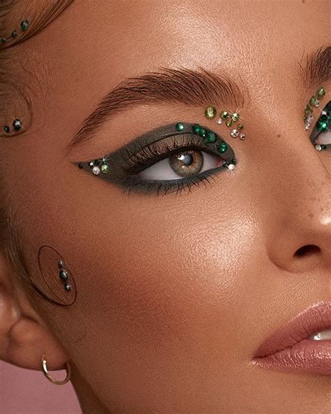 20 Cool Makeup Looks And Ideas For 2021 Black Emerald Graphic Line