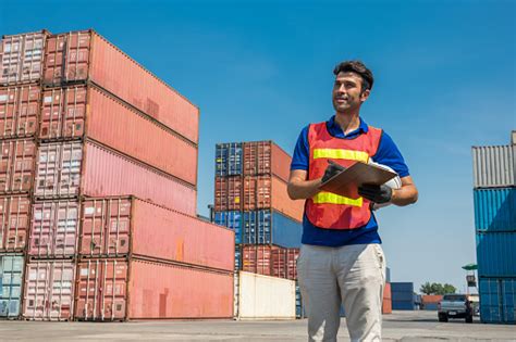 컨테이너 화물 항구에서 일하는 클립 보드를 들고 있는 포먼 비즈니스 물류 수입 수출 배송 개념입니다 직업에 대한 스톡 사진 및 기타 이미지 Istock