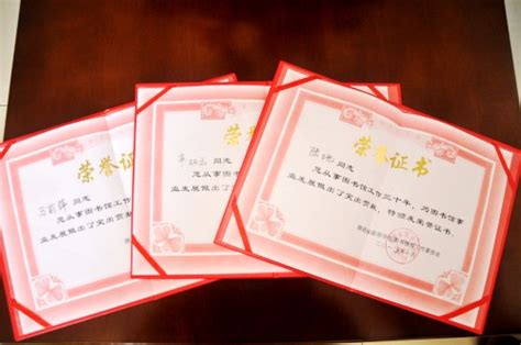 陕西高校图工委向我校图书馆工作满30年的馆员颁发荣誉证书 西安财经大学新闻网
