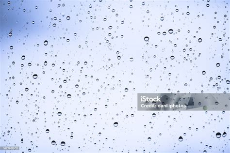 더러운 창 유리 방울 비의 빗방울과 대기 블루 빛 배경입니다 방울과 얼룩 닫습니다 매크로 복사 공간에 상세한 투명 한 텍스처입니다 비가 오는 날씨 0명에 대한 스톡 사진 및