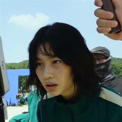 Hoyeon Jung Behind The Scenes Squid Game Icons Chica Calamar Calamares Que Guapo