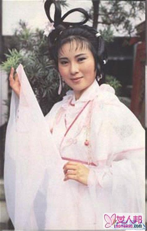 58歲「黃蓉」魏秋樺棄演從商 與39歲闊少纏綿照曝光 壹讀