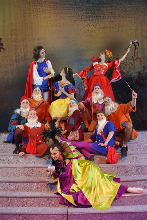 Дядо Коледа идва със „Снежанка и седемте джуджета“ Държавна Опера