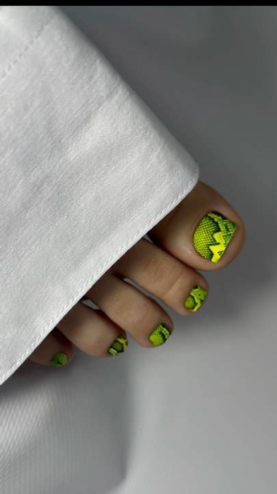 Самое безопасное и модное покрытие в педикюре это плёнки 😌 Nails