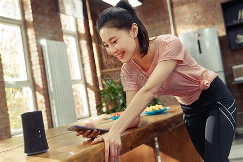 青年女人在家看手机高清图片下载 正版图片507663605 摄图网