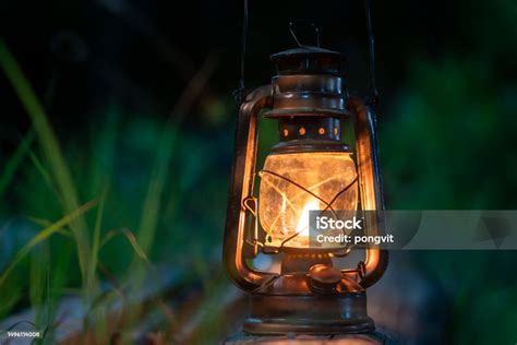 밤에는 캠핑 분위기의 숲 속 오래된 나무 바닥에 있는 앤티크 오일 램프 0명에 대한 스톡 사진 및 기타 이미지 0명 가을 검은색 Istock