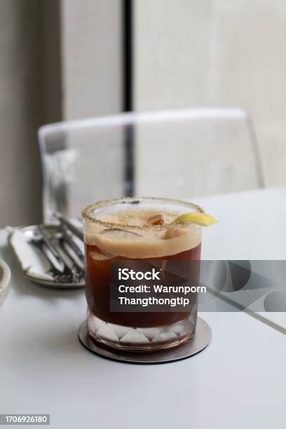 아이스 커피 에스프레소 토닉 소다수 라임 주스 하얀 테이블에 얇게 썬 레몬 콜드 브루 여름 음료 수제 상쾌한 음료 0명에 대한 스톡 사진 및 기타 이미지 Istock