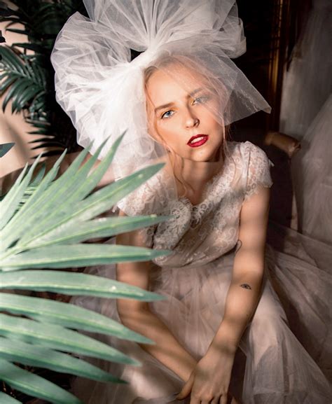 Sigrija Mintika Manī Ir Divas Pasaules ērtā Un Karaliskā Žurnālslv