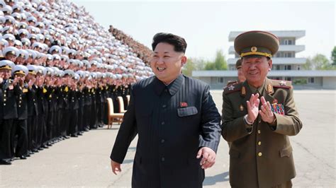 북한 김정은 준전시 상태 선포병사들에 완전무장 명령