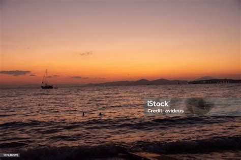 아테네 아티카 그리스의 글리파다 해변의 일몰 에게 해의 황혼 0명에 대한 스톡 사진 및 기타 이미지 0명 구름 목가적인 Istock