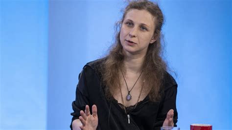 „pussy Riot Aktivistin Aljochina So Flüchtete Ich Trotz Hausarrest