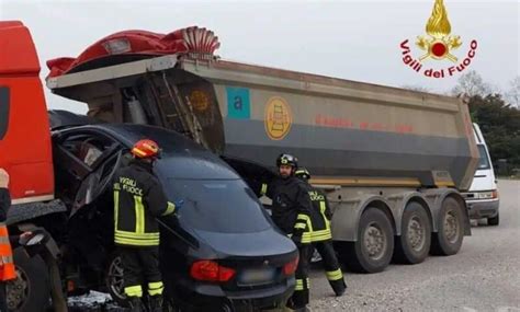 BMW Prende Un Cordolo Vola E Si Incastra In Un Tir Un Ferito