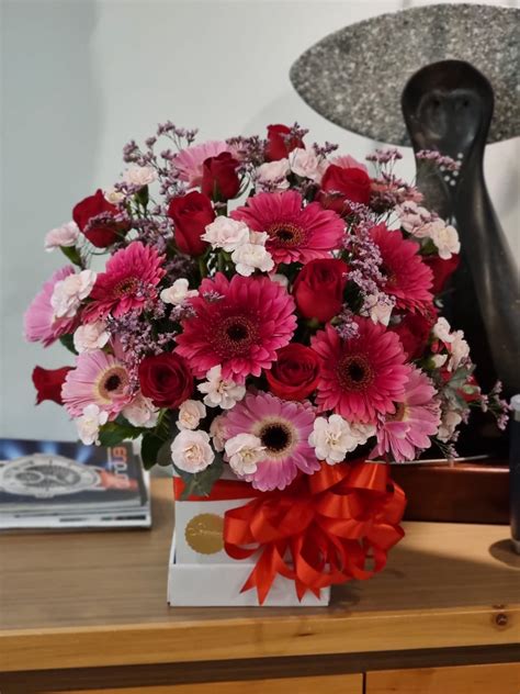 Caja de rosas y gerberas Floristería Sensaciones