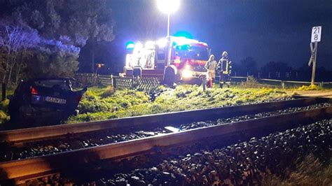 Auto Stößt Mit Zug Zusammen Fahrer Schwer Verletzt Bahnblogstelle