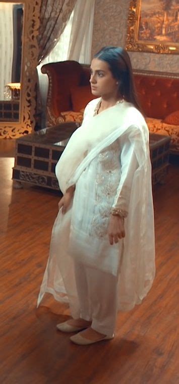 Stunning Looks And Outfits Of Iqra Aziz From Khuda Aur Mohabbat 3