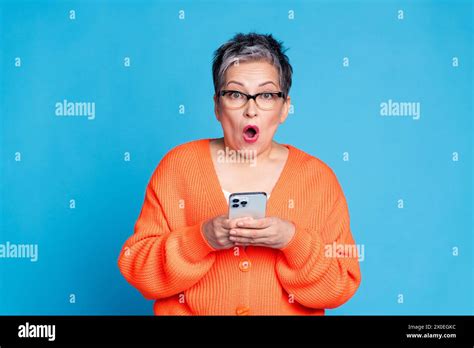 Photo Portrait Of Lovely Senior Lady Hold Device Influencer Amazed
