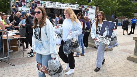 Taylor Swift Fans Mass Outside Ford Field To Buy Tour Memorabilia