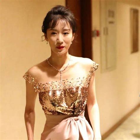 “阔太”李念穿衣好闪，裸色礼服裙拼亮片，富贵气质真是藏不住啊连衣裙身材显得