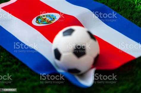 코스타리카 축구 국가 대표팀 푸른 잔디와 축구 공에 국기 2022년 챔피언십 및 토너먼트를 위한 축구 벽지 세계 국제 경기 0
