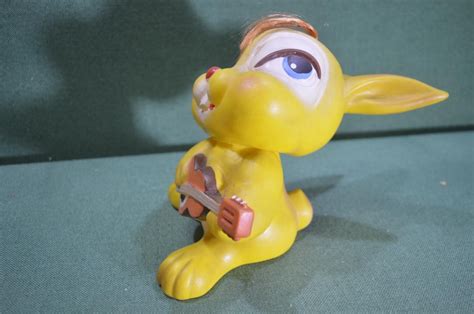 Купить Игрушка резиновая Заяц зайчик с гитарой Резина Югославия периода СССР в интернет