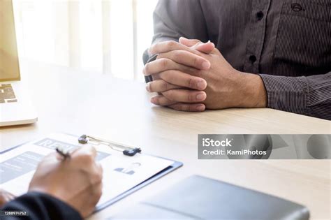관리자는 취업및 지원자의 이력서 설문 조사를 위해 인터뷰를 하고 있습니다 2명에 대한 스톡 사진 및 기타 이미지 2명