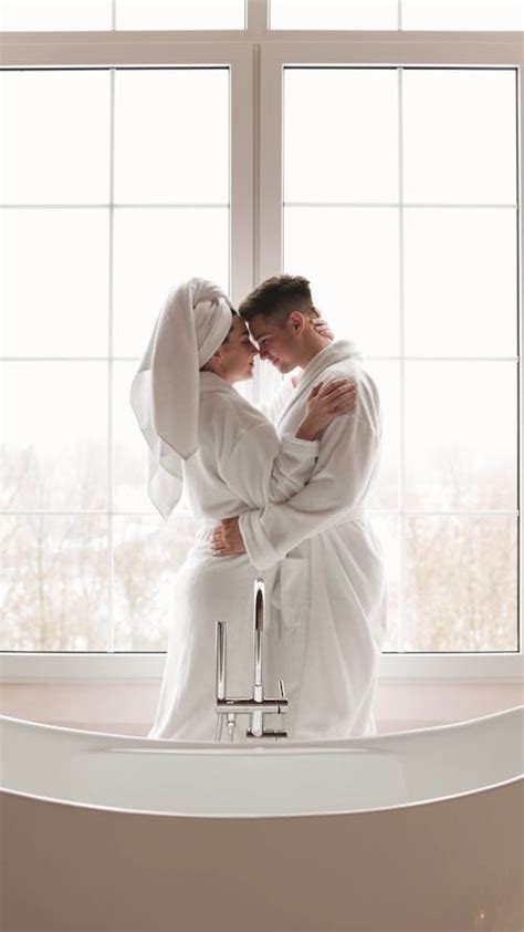 Sinnliches Paar In Einem Schlafzimmer · Kostenloses Stock Video