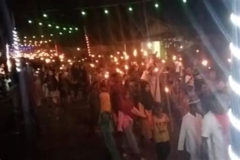 Ratusan Warga Hila Pawai Obor Keliling Kampung Di Malam Tujuh Likur