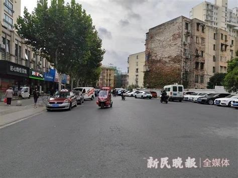 小区门口断头路沦为“马路停车场” 竟然还有人装上了地锁居民包头南路道路