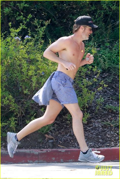 Chris Pine Goes Shirtless During A Friday Jog In La Photos Photo