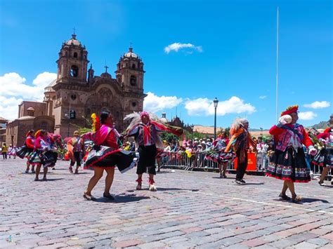 Cusqueños Toman Las Calles Para Despedir El Carnaval