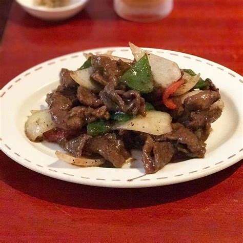 最高級中華料理中国飯店系列の小天地にて牛肉と野菜の黒胡椒いため定食。1000円ランチだけど味はしっかり中国飯店だった。 六本木西麻布中華