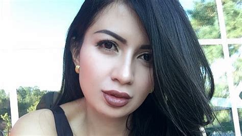 Di Depan Hotman Paris Five V Akui Lebih Suka Pria Bule Okezone Celebrity