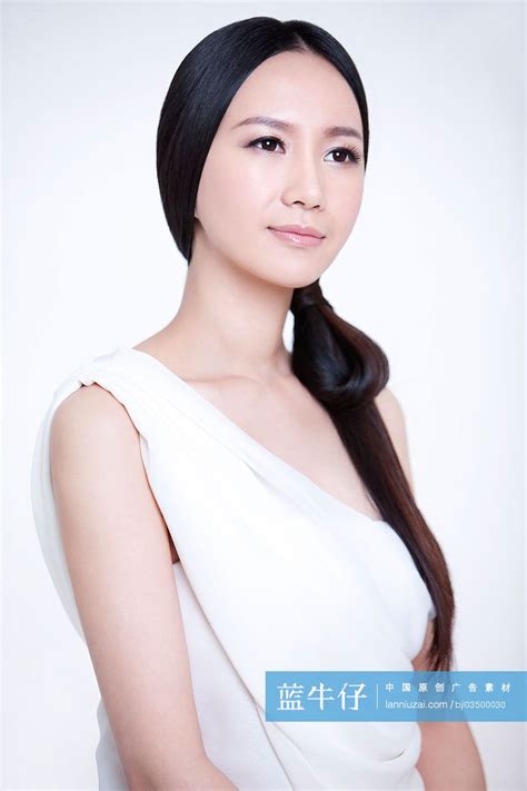 美丽的年轻女子 蓝牛仔影像 中国原创广告影像素材