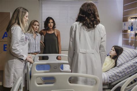 Sangue Oculto Olavo descobre que é o pai das gémeas e chora abraçado a Benedita e Carolina
