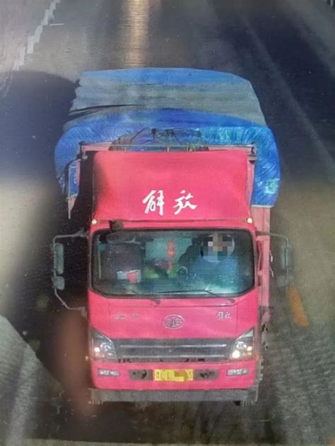 五大曝光 突出违法车辆——大货车闯禁令曝光台澎湃号·政务澎湃新闻 The Paper