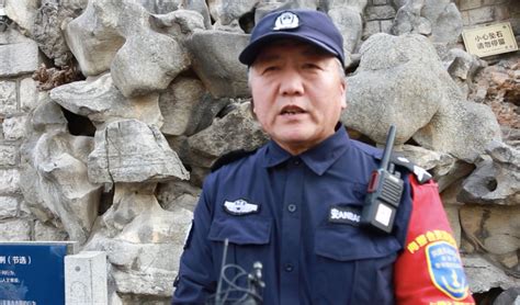 保安大叔双语播报火了！网友：“鲁味儿”英语有点上头中安新闻中安新闻客户端中安在线