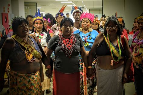 Mulheres Indígenas Marcham Em Brasília Em Defesa Do Atendimento